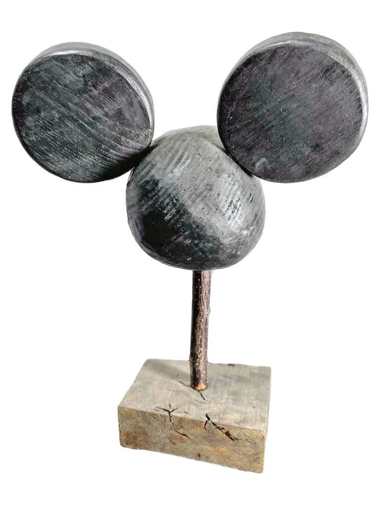 "Mickey chez les Jivaros" : Sculpture sur bois